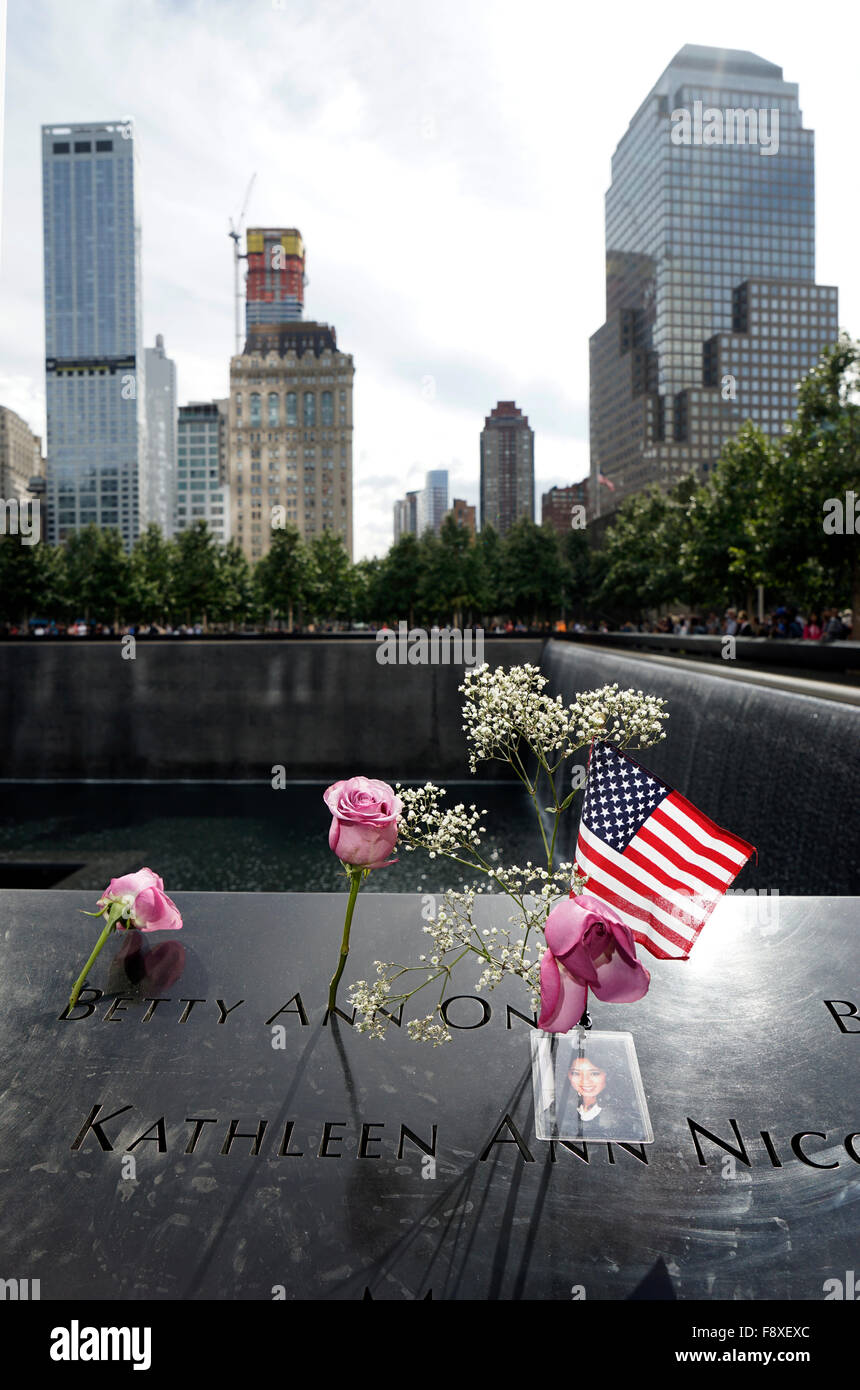 Flowers left national 9 11 memorial hi-res stock photography and images ...