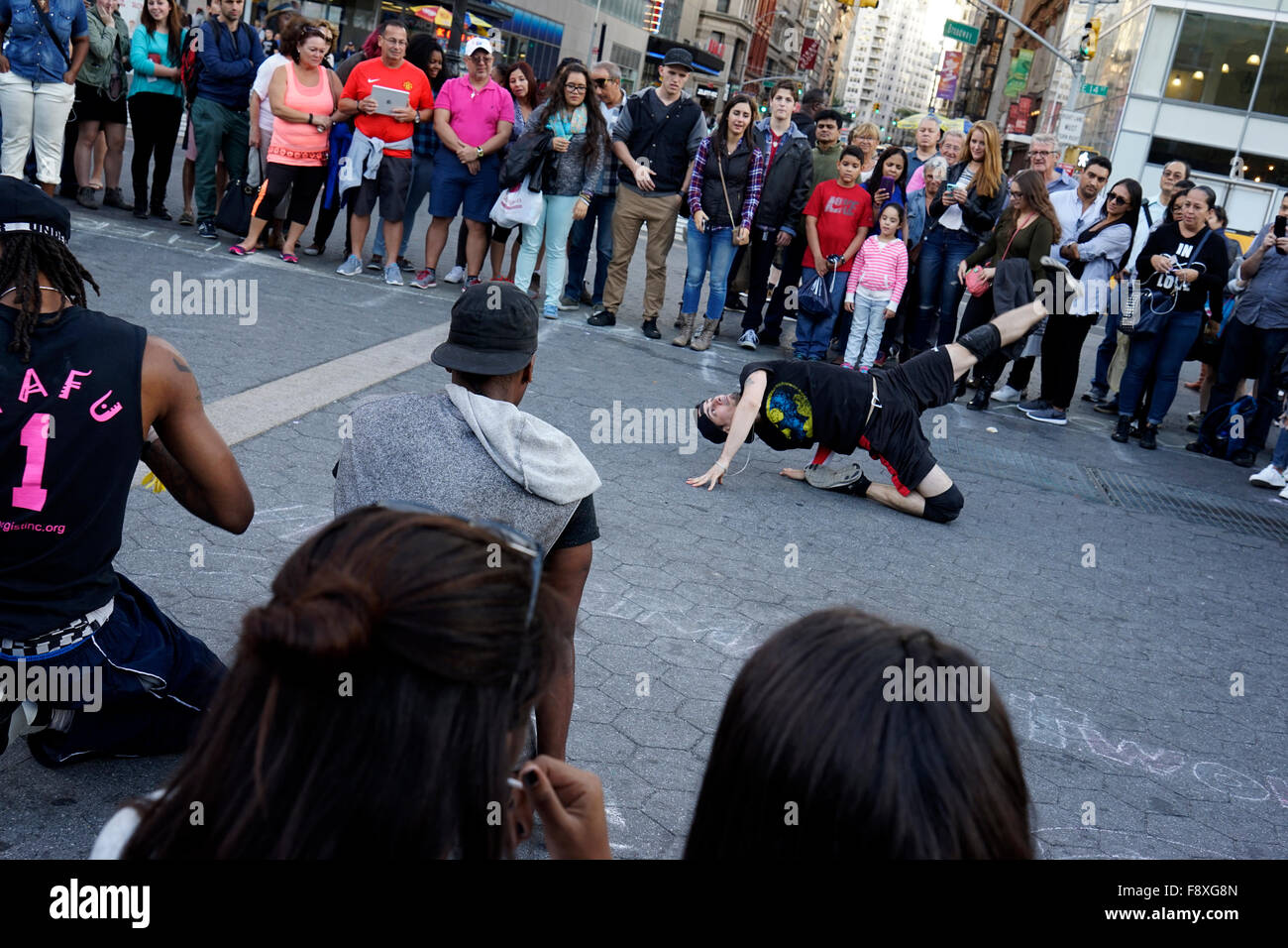 Breakdancing audience hi-res stock photography and images - Alamy