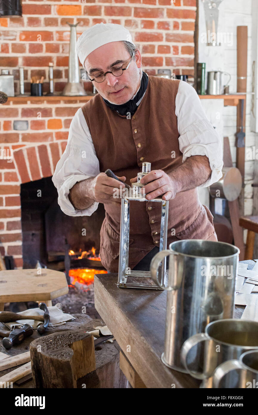 Colonial williamsburg tinsmith hi-res stock photography and images - Alamy