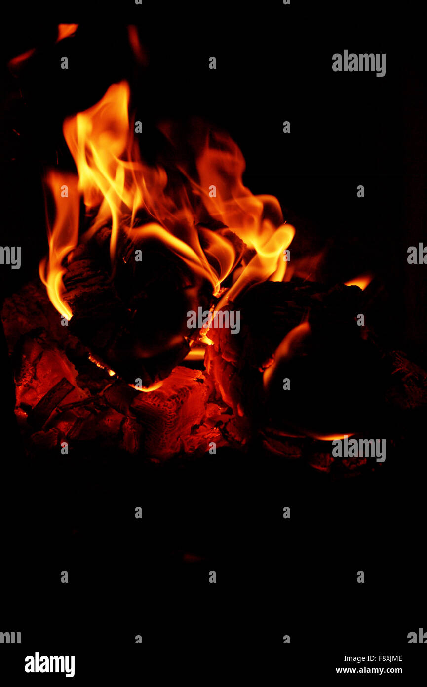 Log burns in hot fire Stock Photo - Alamy