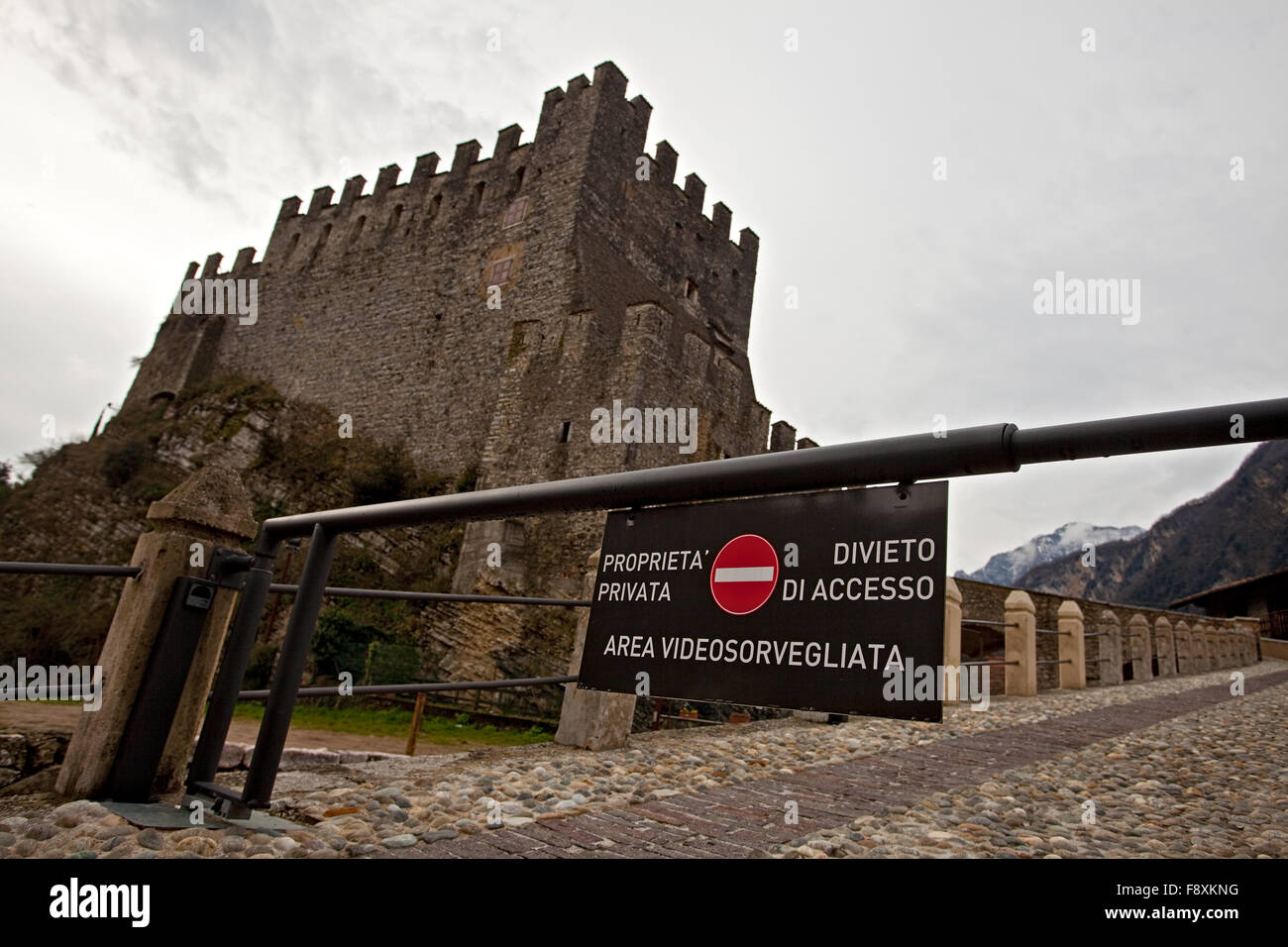 italian do not tresspas sign and a castle Stock Photo - Alamy