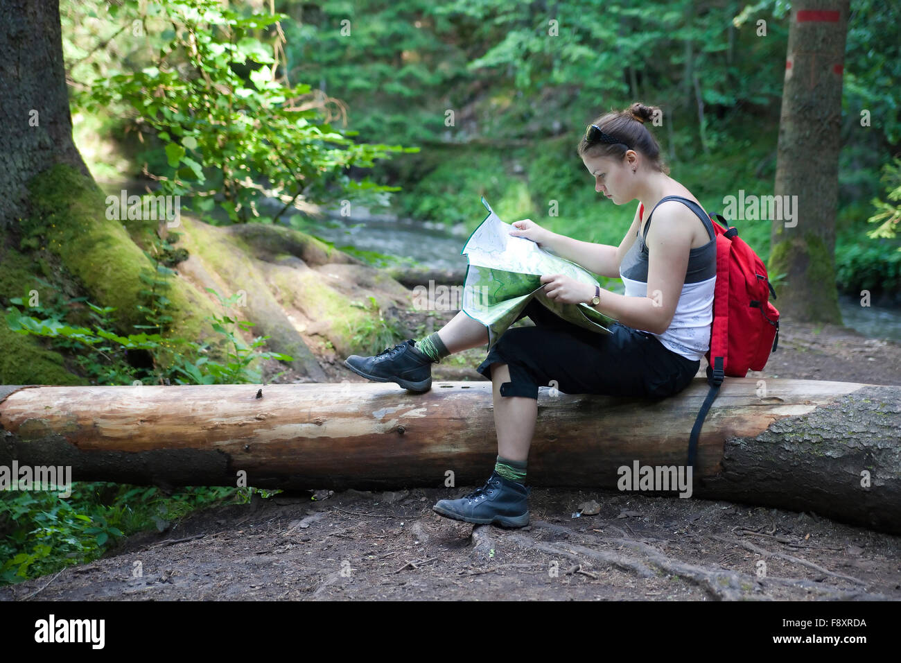 tourist girl reading a map Stock Photo - Alamy