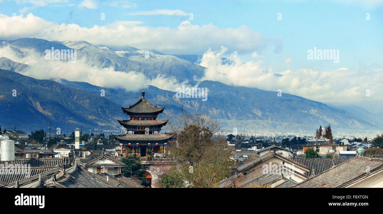 Dali old town rooftop view with cloudy Mt Cangshan. Yunnan, China Stock ...
