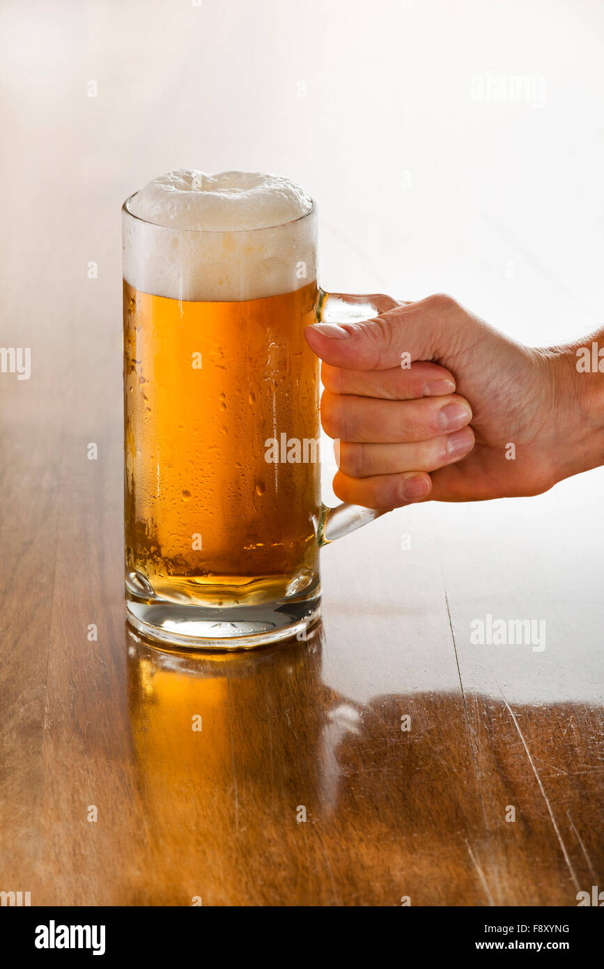Hand holding glass beer hi-res stock photography and images - Alamy