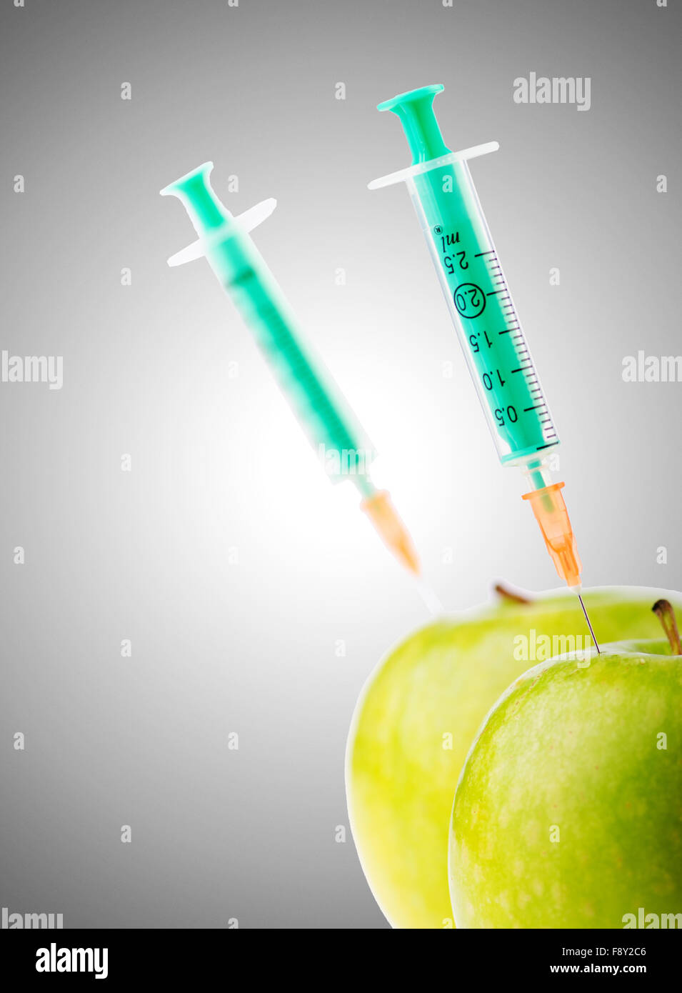 Experiment with apple and syringes Stock Photo - Alamy