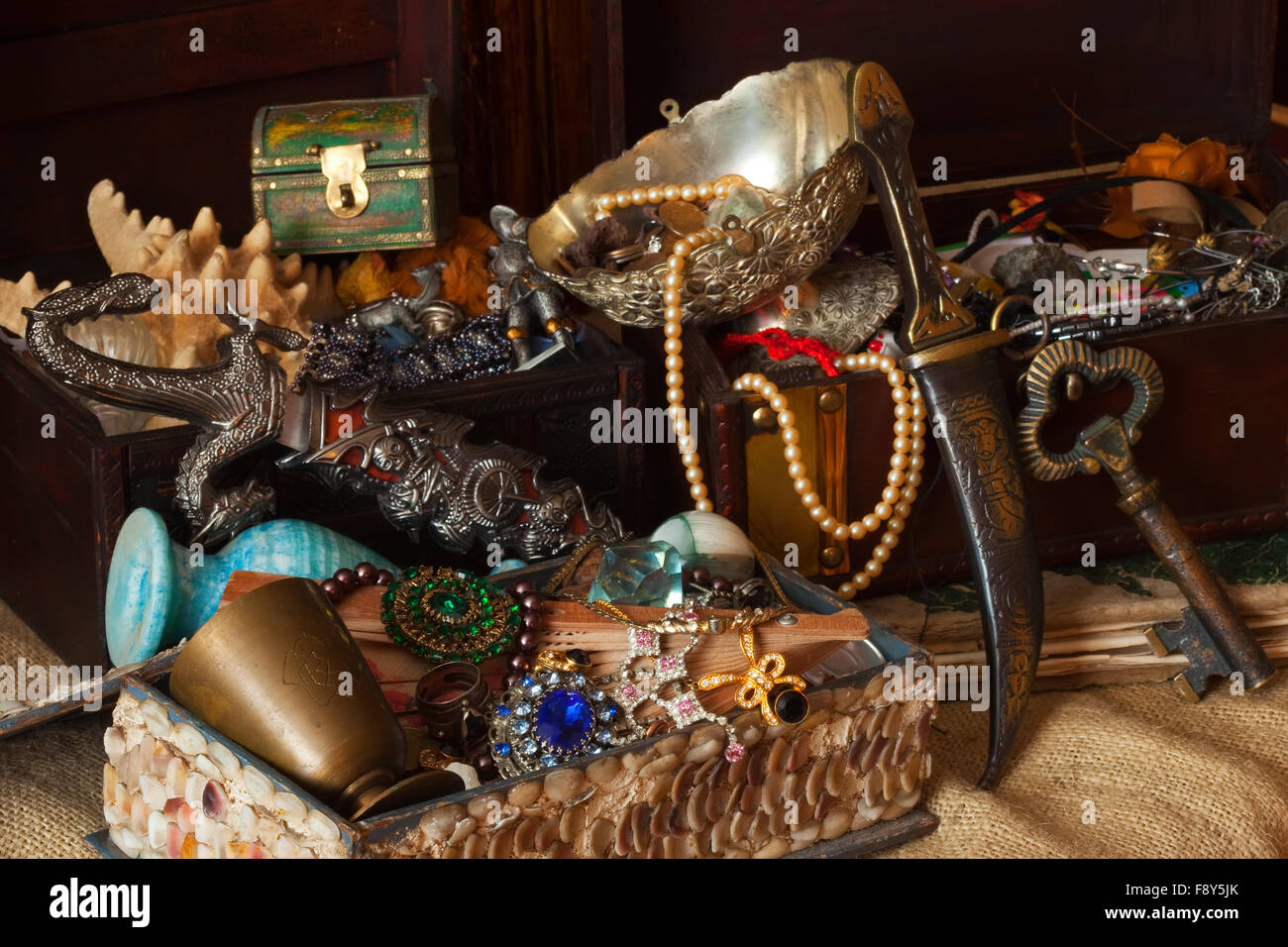 Old treasure chests with vintage gems and jewellery Stock Photo - Alamy