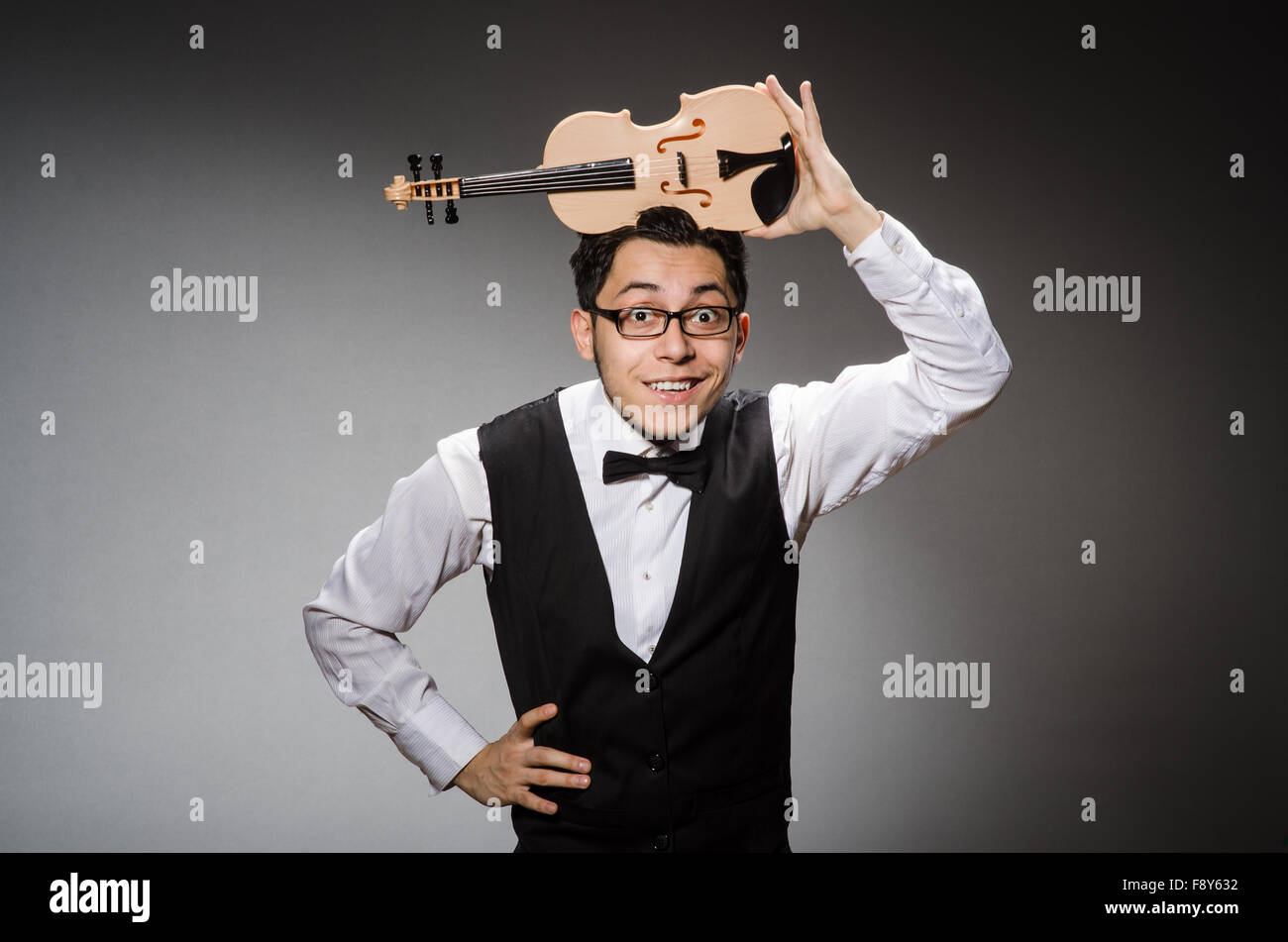 Funny violin player with fiddle Stock Photo - Alamy