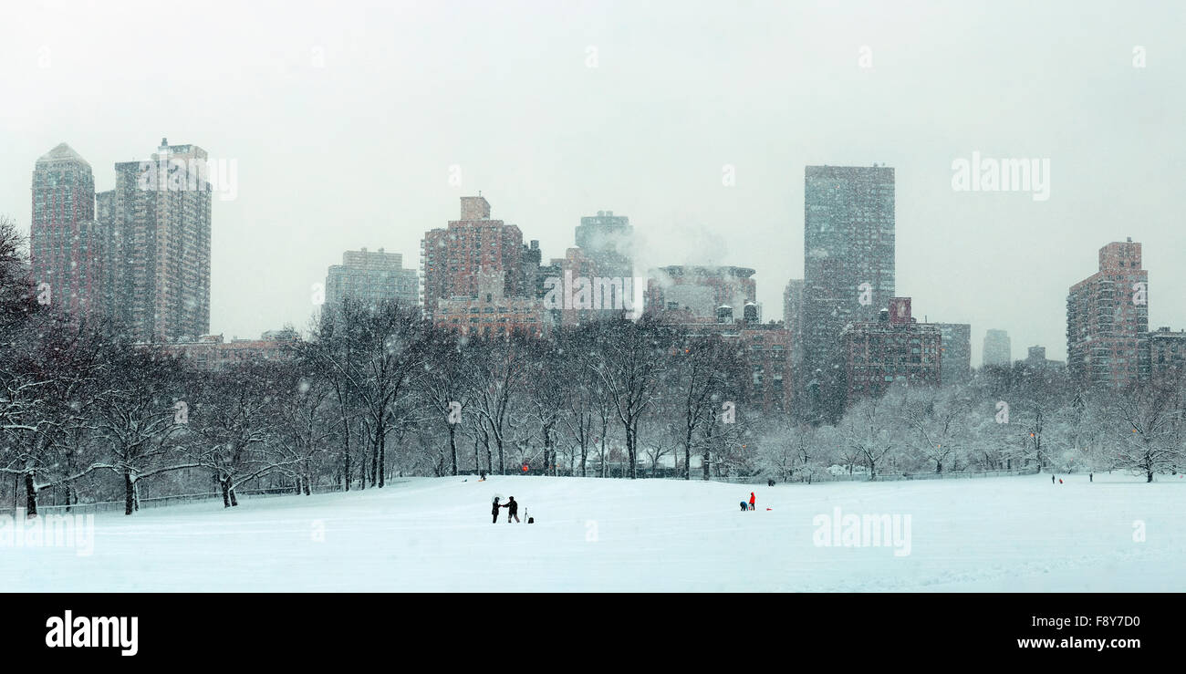 Central Park winter in snow with skyscrapers in midtown Manhattan New ...