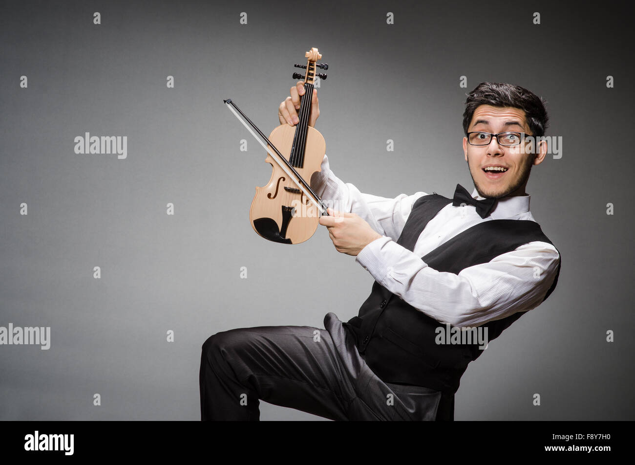 Funny violin player with fiddle Stock Photo - Alamy