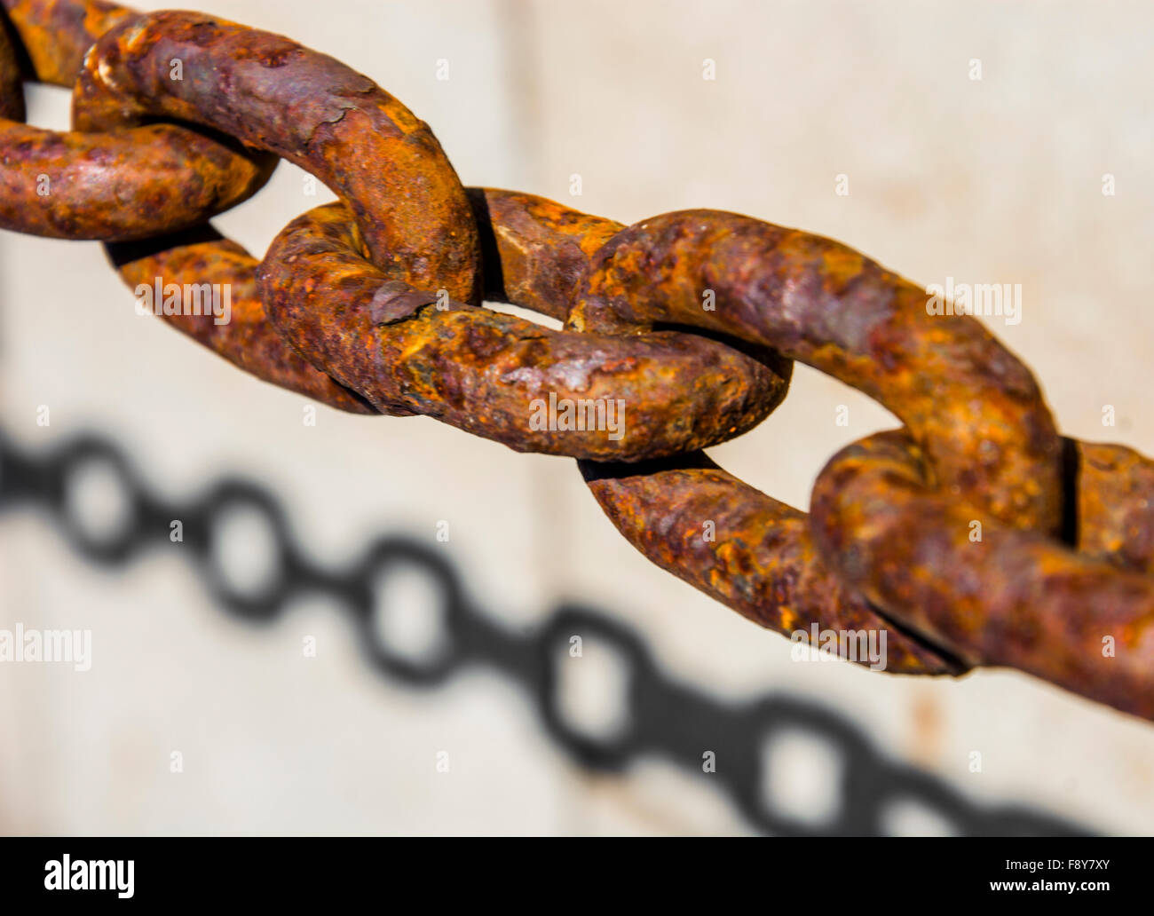 old rusted chain connections Stock Photo - Alamy