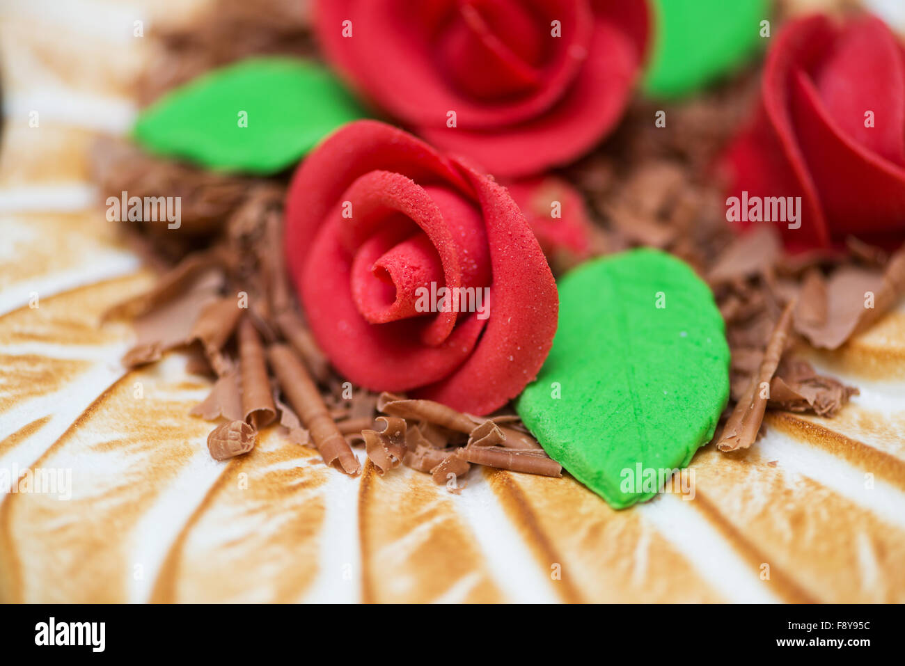 Topping of cake with cream Stock Photo - Alamy