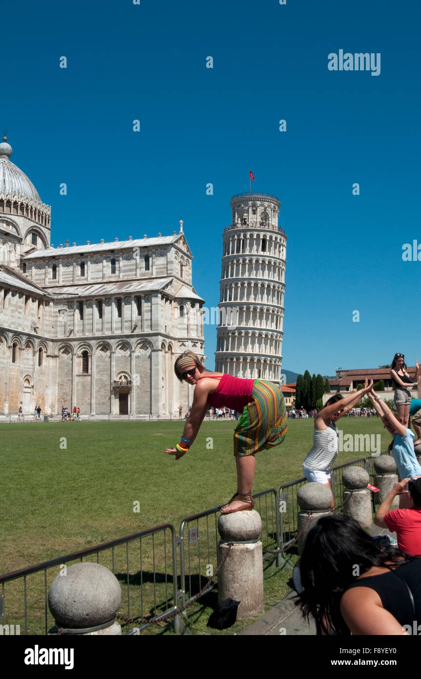Leaning tower of pisa crowd hi-res stock photography and images - Alamy