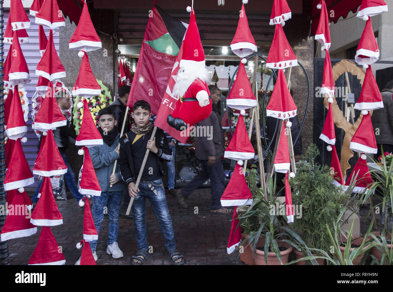 Gaza City, The Gaza Strip, Palestine. 12th Dec, 2015. Palestinian kids ...