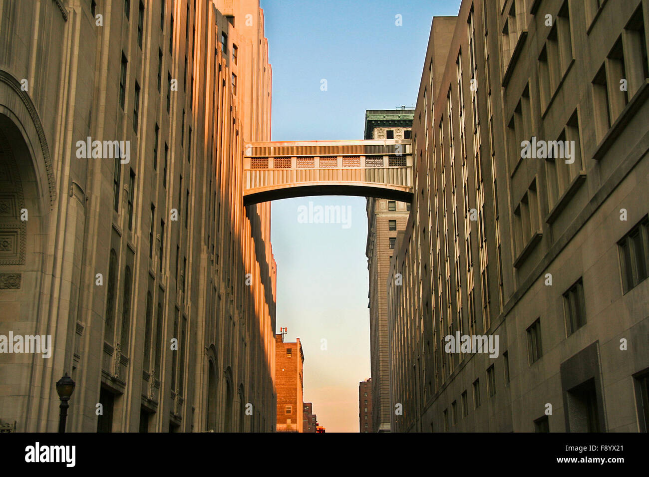 Bridge connecting two buildings hi-res stock photography and images - Alamy