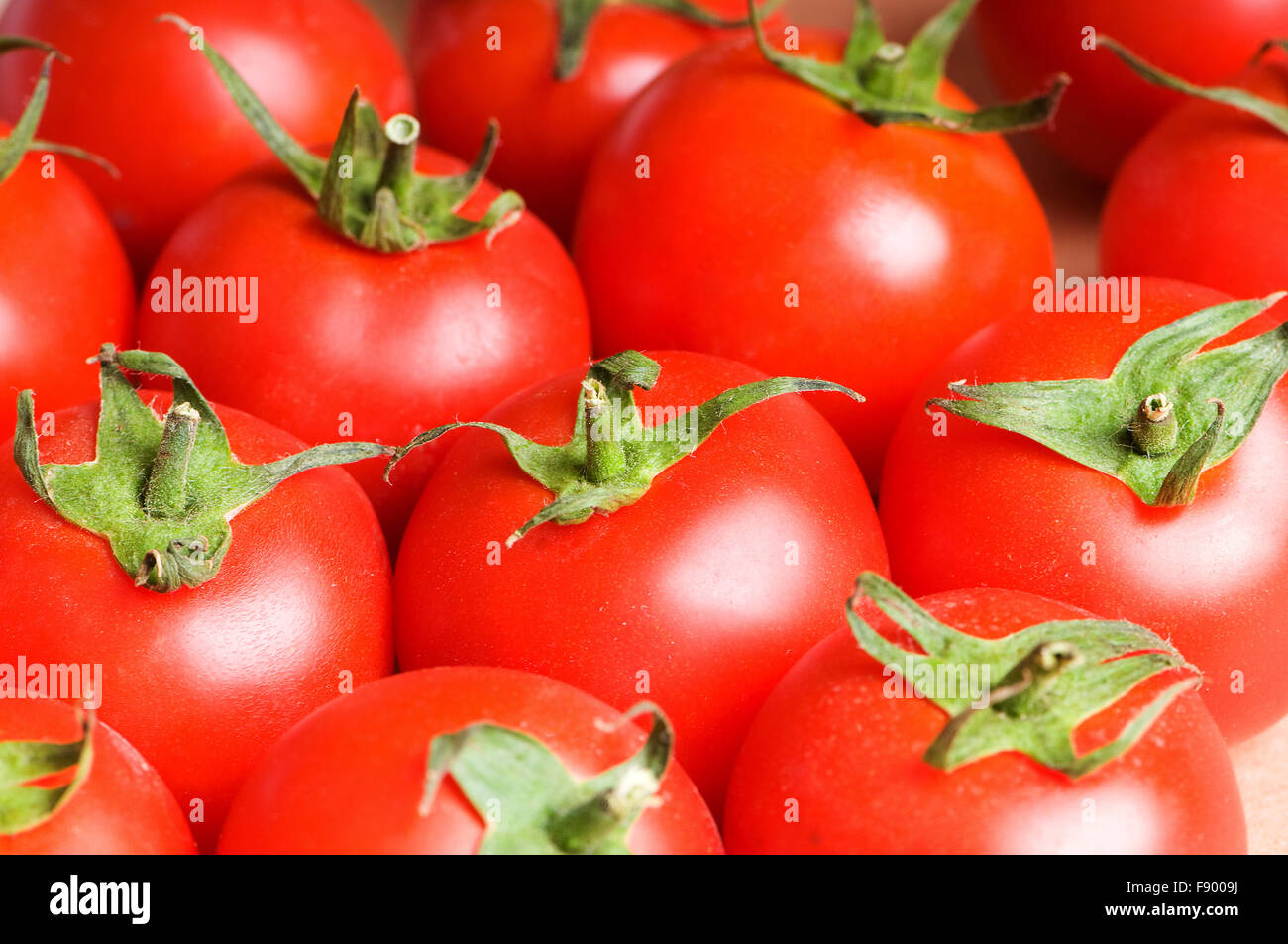 Red tomatoes arranged at the market stand Stock Photo - Alamy