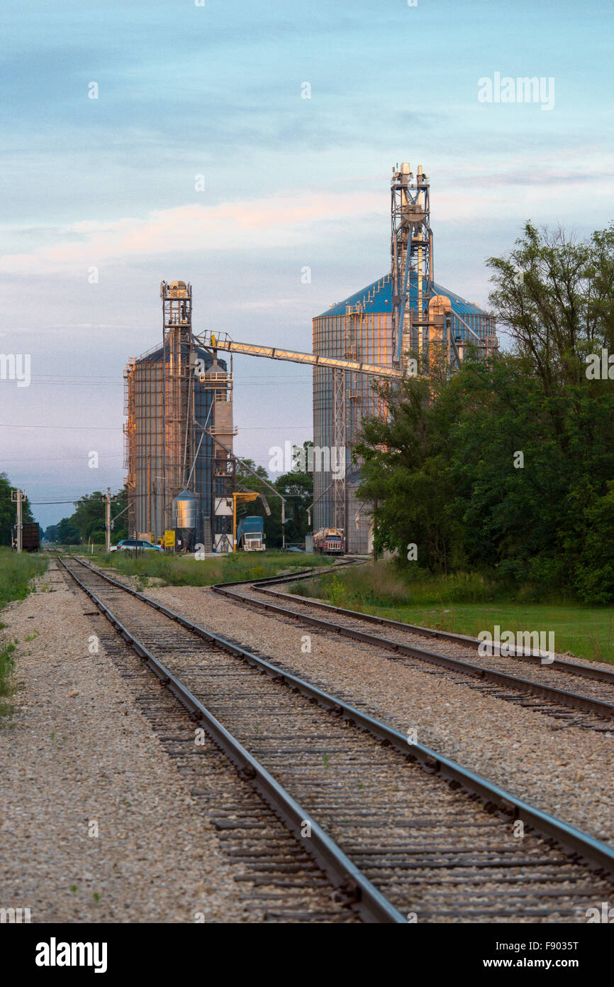 Grain storage silos along railroad tracks in Muscoda Wisconsin Stock ...