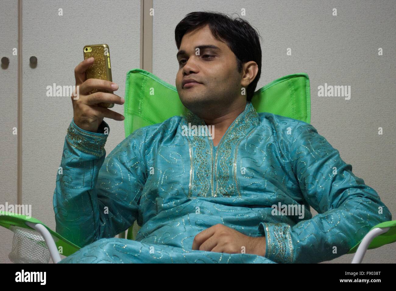 man using mobile phone Stock Photo - Alamy
