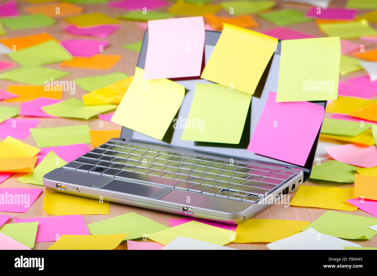 Netbook with reminder notes Stock Photo - Alamy