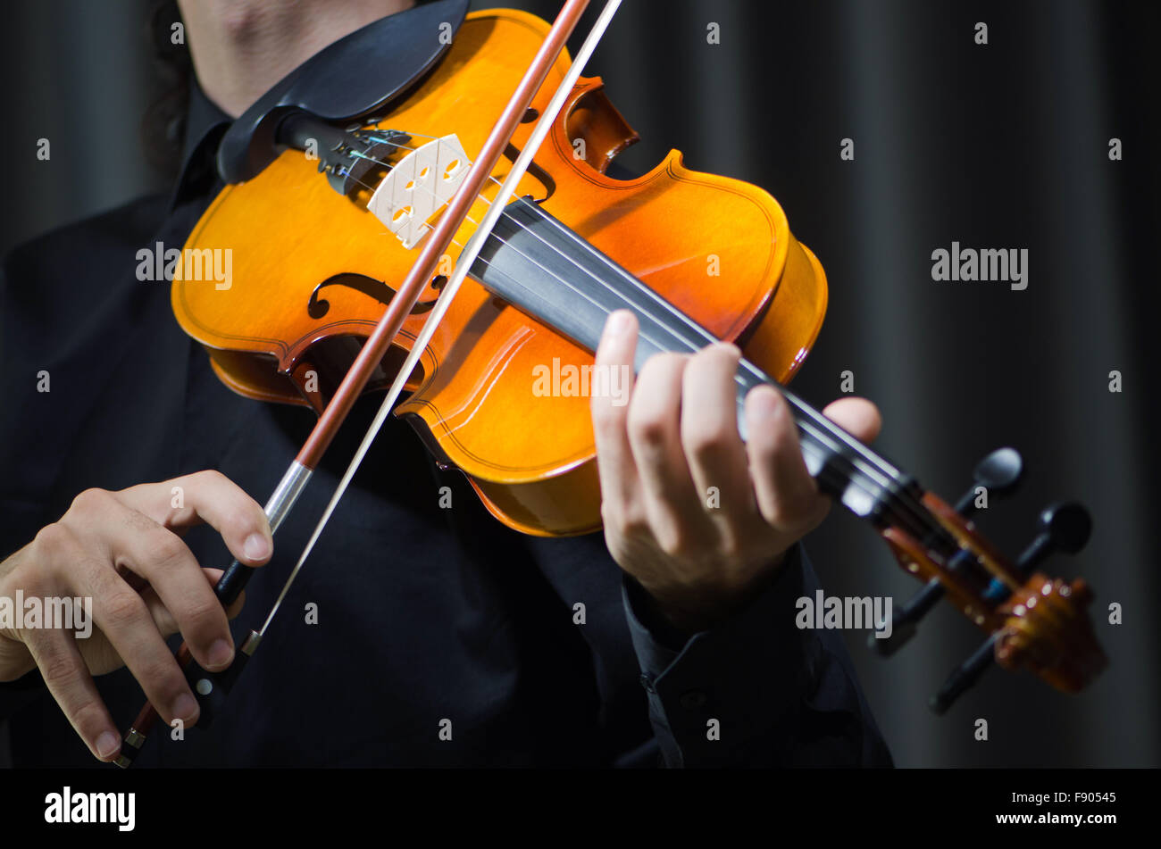 Fiddler playing the violin Stock Photo - Alamy