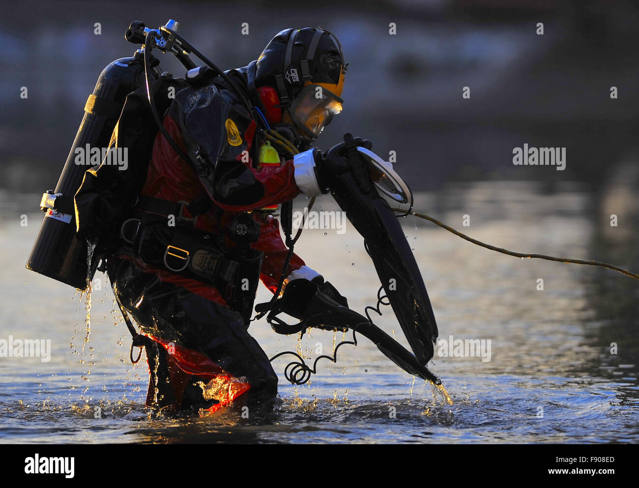 An FBI dive team member searches Seccombe Lake in San Bernardino, CA ...