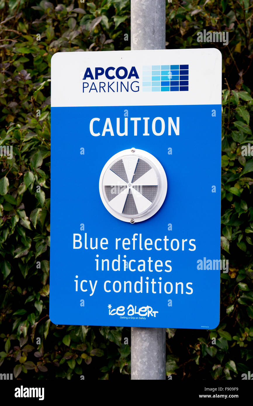 Ice warning sign at Moreton-in-Marsh railway station car park ...