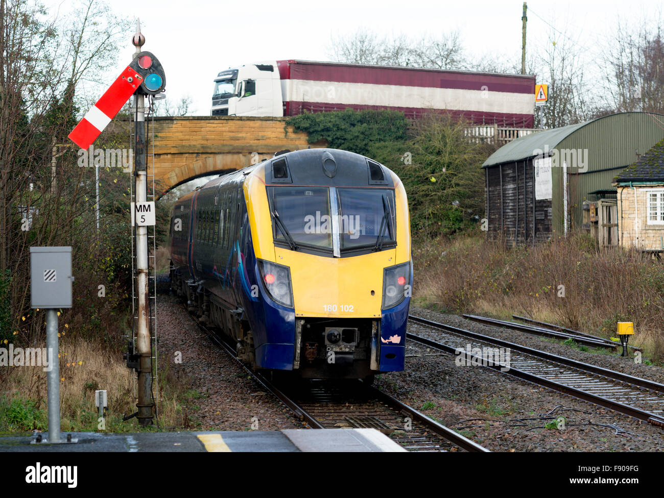 First Great Western train leaving Moreton-in-Marsh station ...