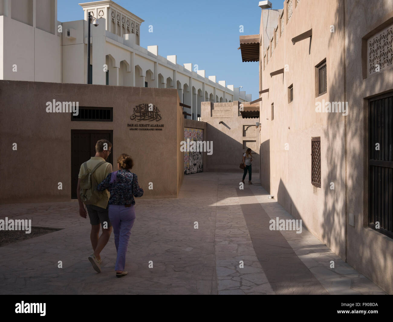 Tourists in Dubai heritage area; Bastakia, Bur Dubai Stock Photo - Alamy