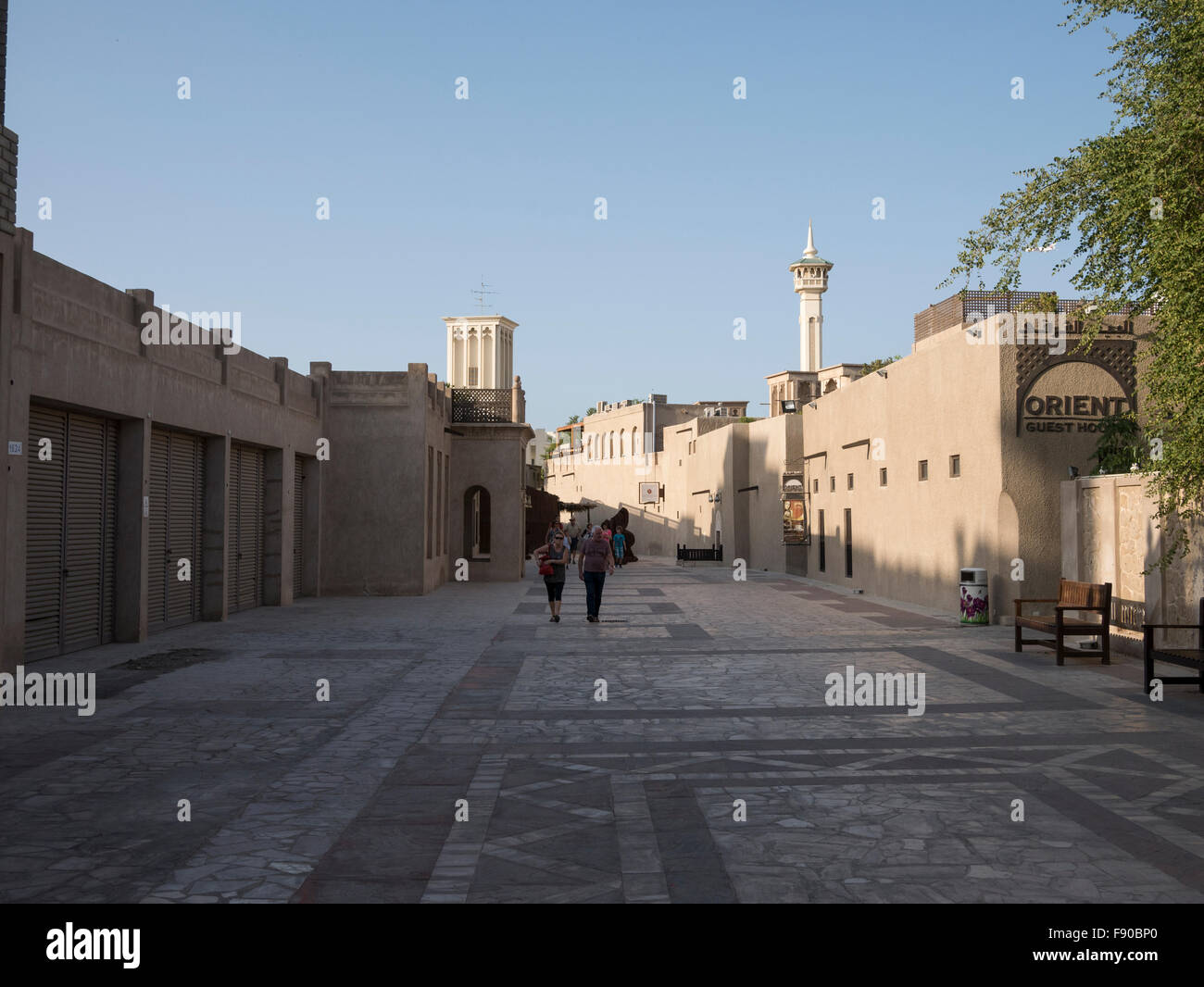 Tourists in Dubai heritage area; Bastakia, Bur Dubai Stock Photo - Alamy