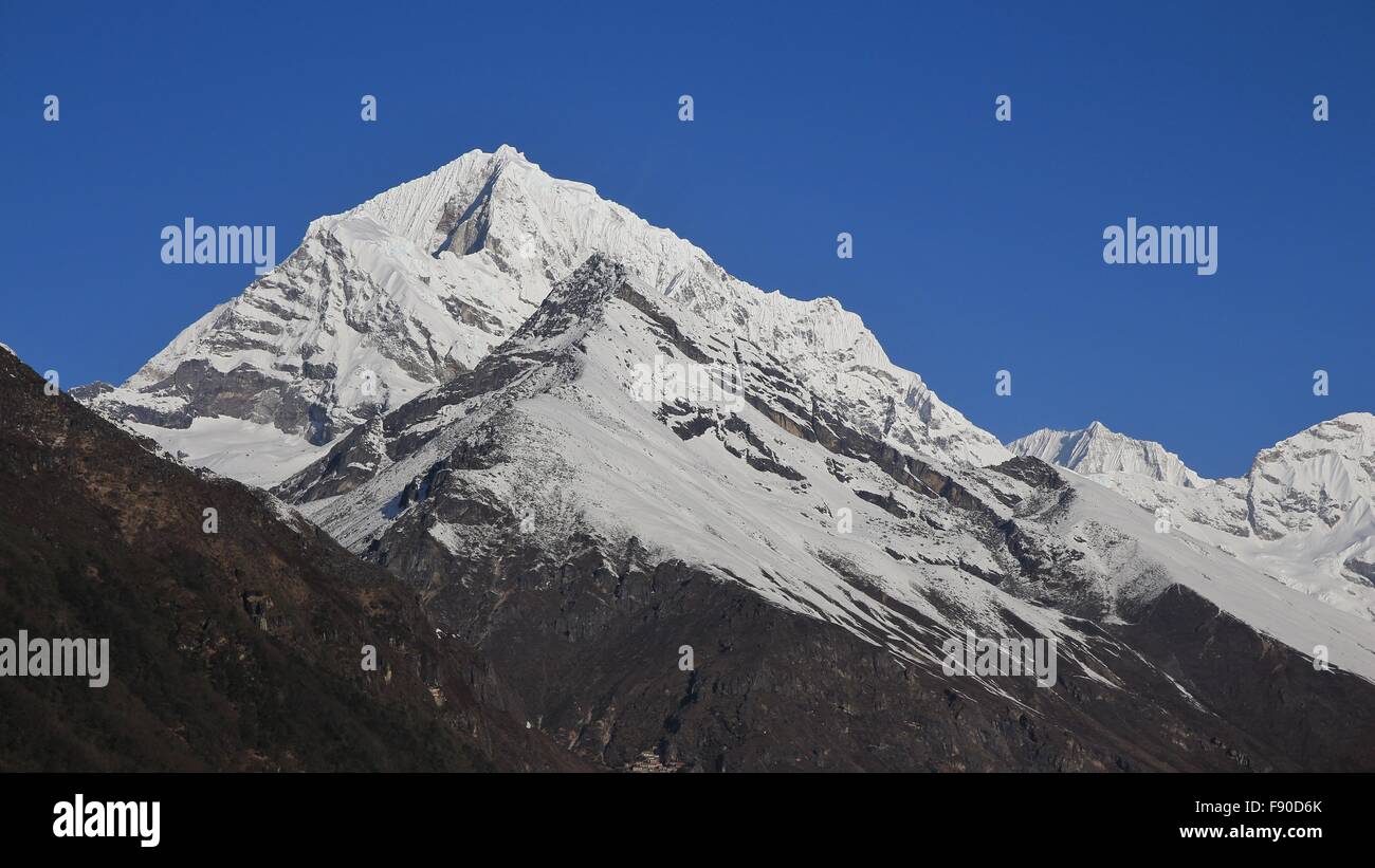 Snow capped mountains in the Everest National Park Stock Photo - Alamy