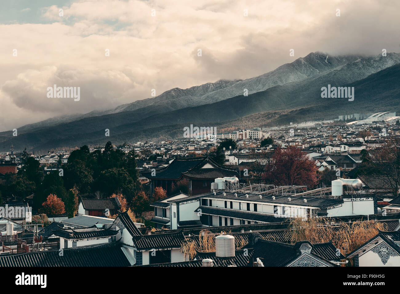 Dali old town rooftop view with cloudy Mt Cangshan. Yunnan, China Stock ...