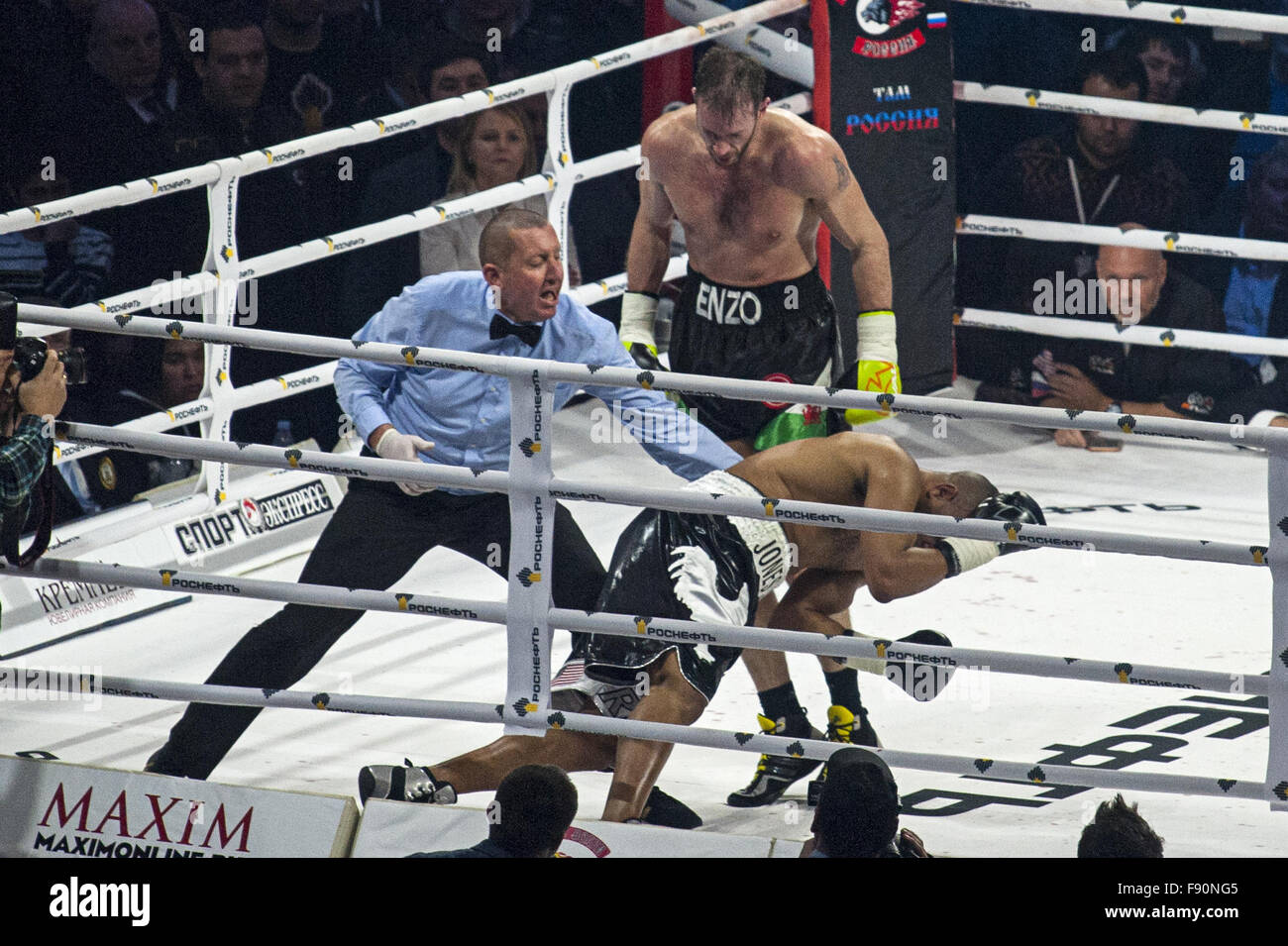 Moscow, Russia. 12th Dec, 2015. Enzo Maccarinelli knocks out Roy Jones ...