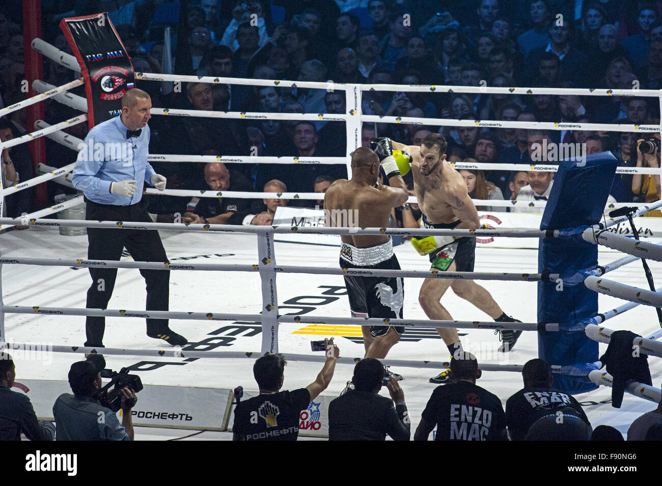 Moscow, Russia. 12th Dec, 2015. Enzo Maccarinelli punches Roy Jones Jr ...