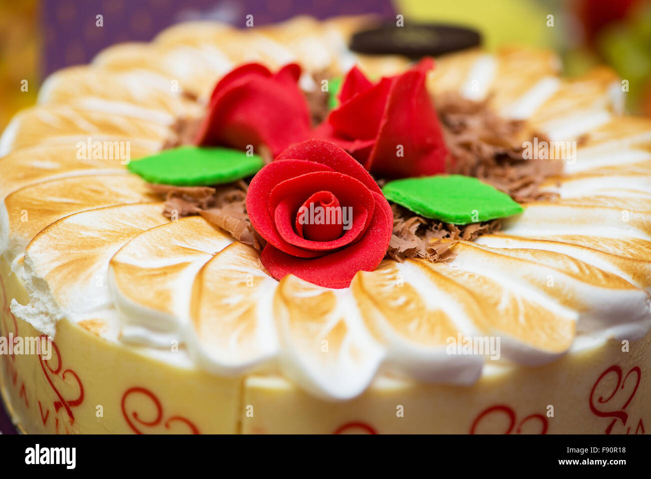 Topping of cake with cream Stock Photo - Alamy