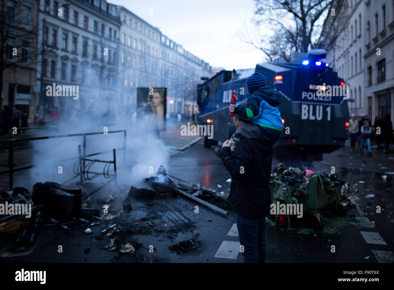 Throwing fire extinguisher hi-res stock photography and images - Alamy