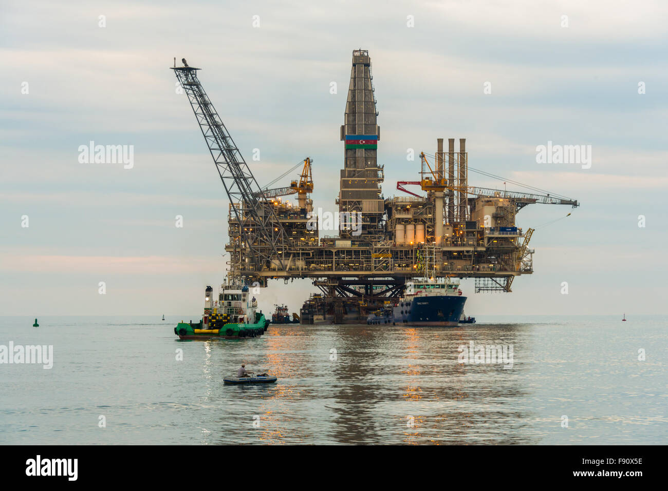 Shallow water oil platform hi-res stock photography and images - Alamy
