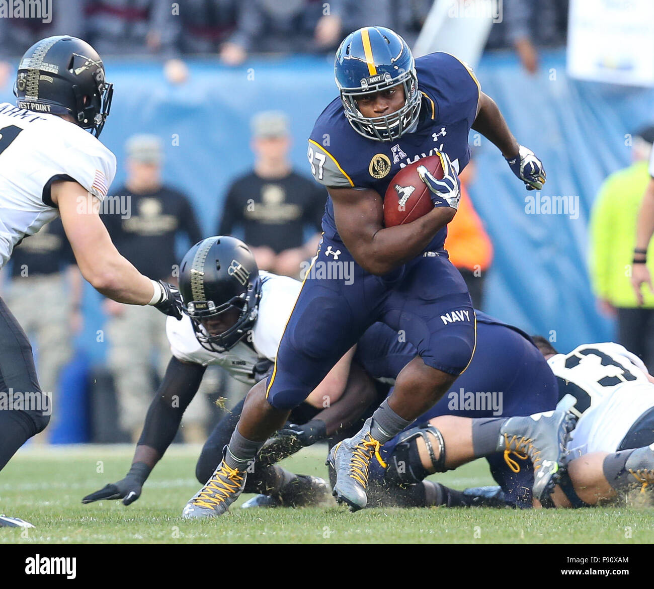 Philadelphia, Pa. 12th Dec, 2015. Navy Midshipmen fullback Chris Swain ...