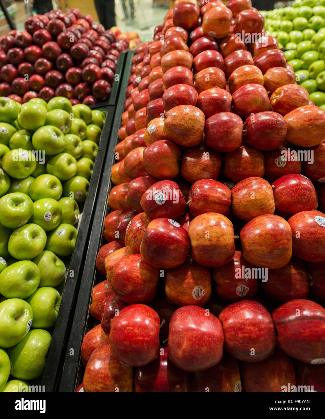 Apple stall in big supermarket Stock Photo - Alamy