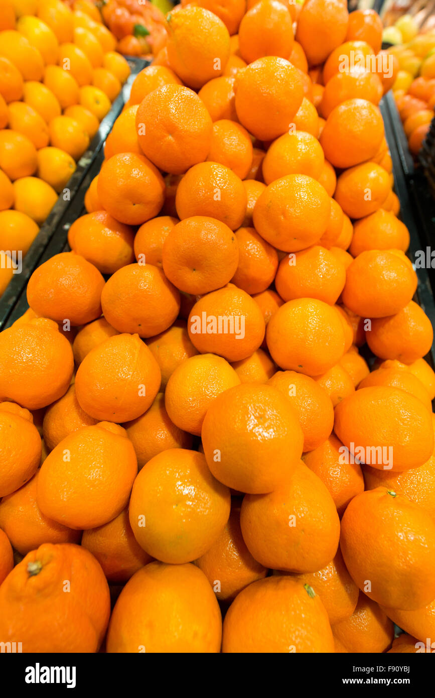 Citrus fruit on the supermarket stall Stock Photo - Alamy