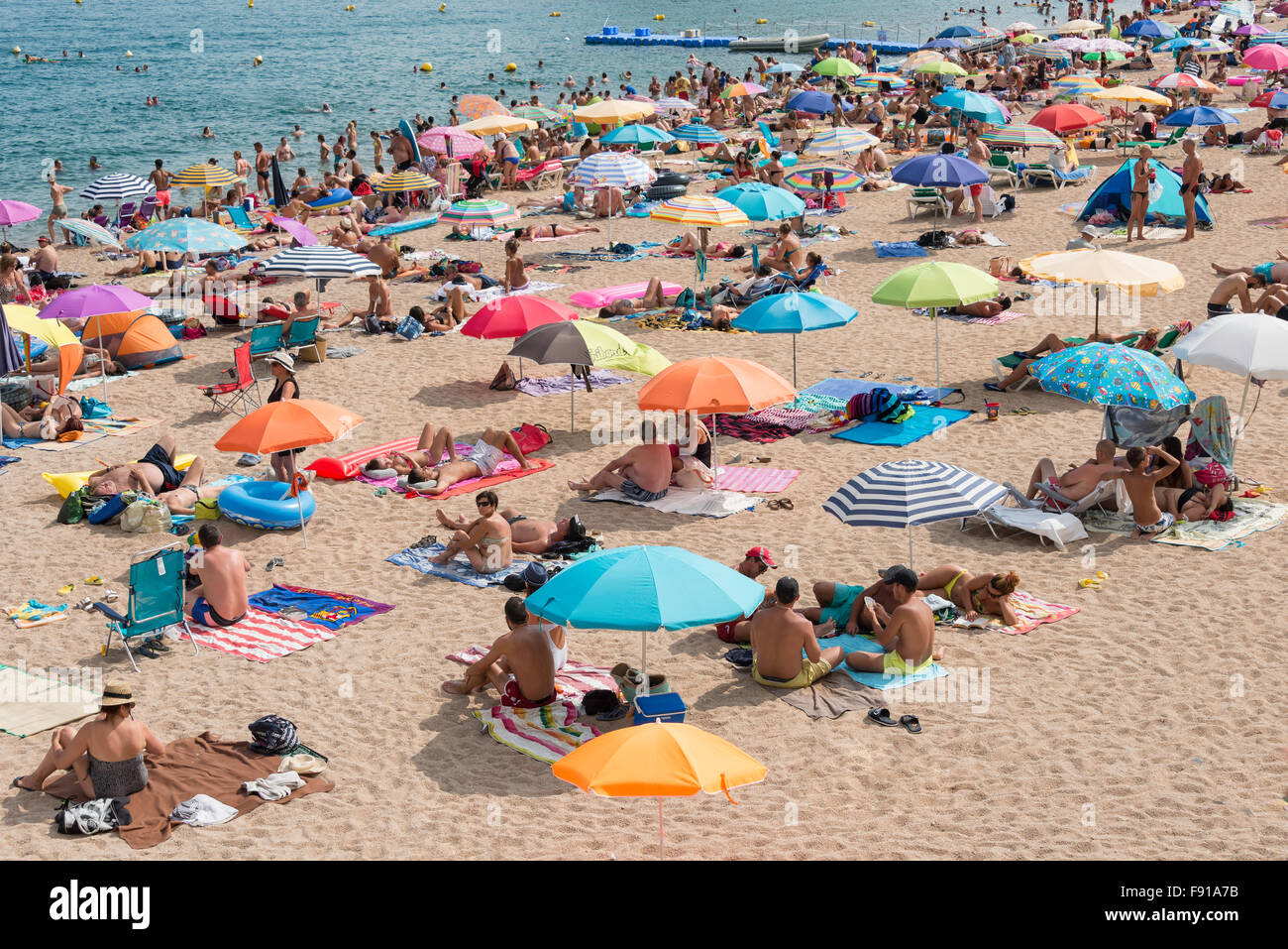 Busy beach scene hi-res stock photography and images - Alamy