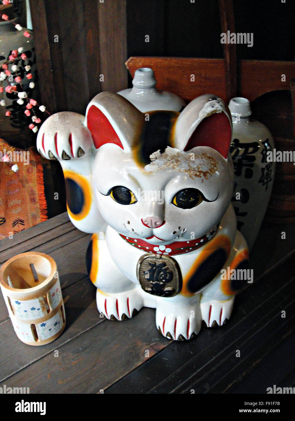 Maneki neko, japanese lucky cat figure Stock Photo - Alamy