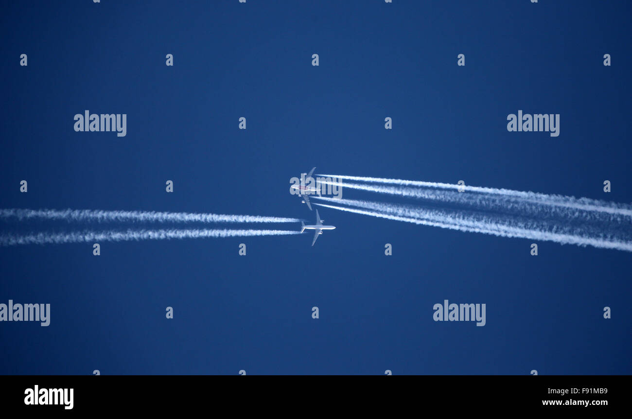 Two planes hi-res stock photography and images - Alamy