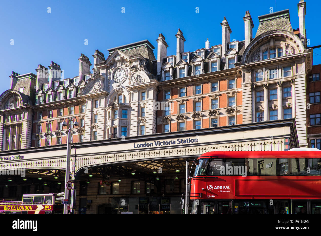 London victoria station hi-res stock photography and images - Alamy