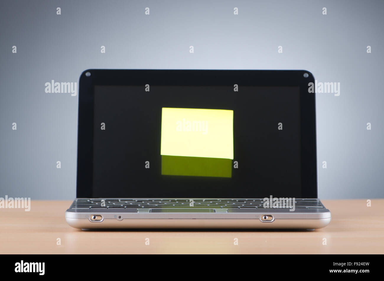 Netbook with reminder notes Stock Photo - Alamy