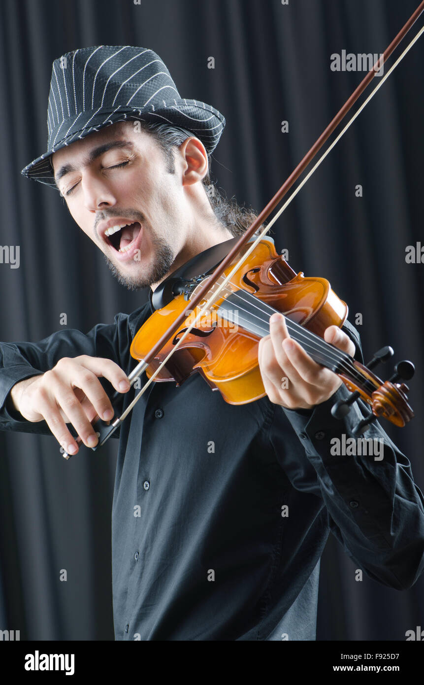 Fiddler playing the violin Stock Photo - Alamy