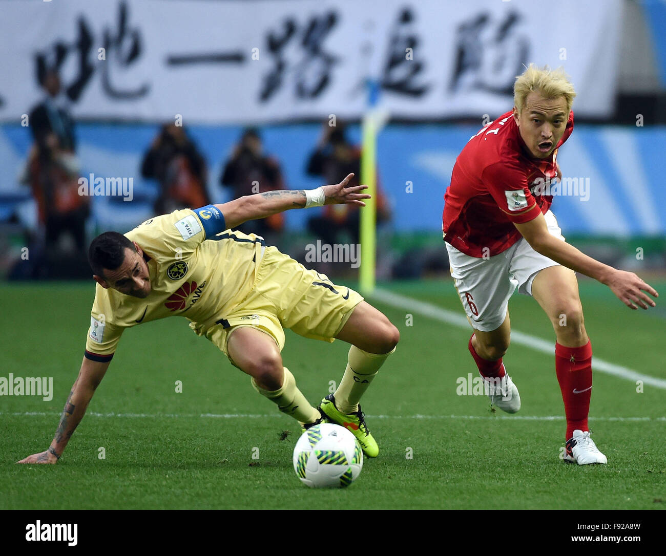 Osaka, Japan. 13th Dec, 2015. Feng Xiaoting (R) of China's Guangzhou ...