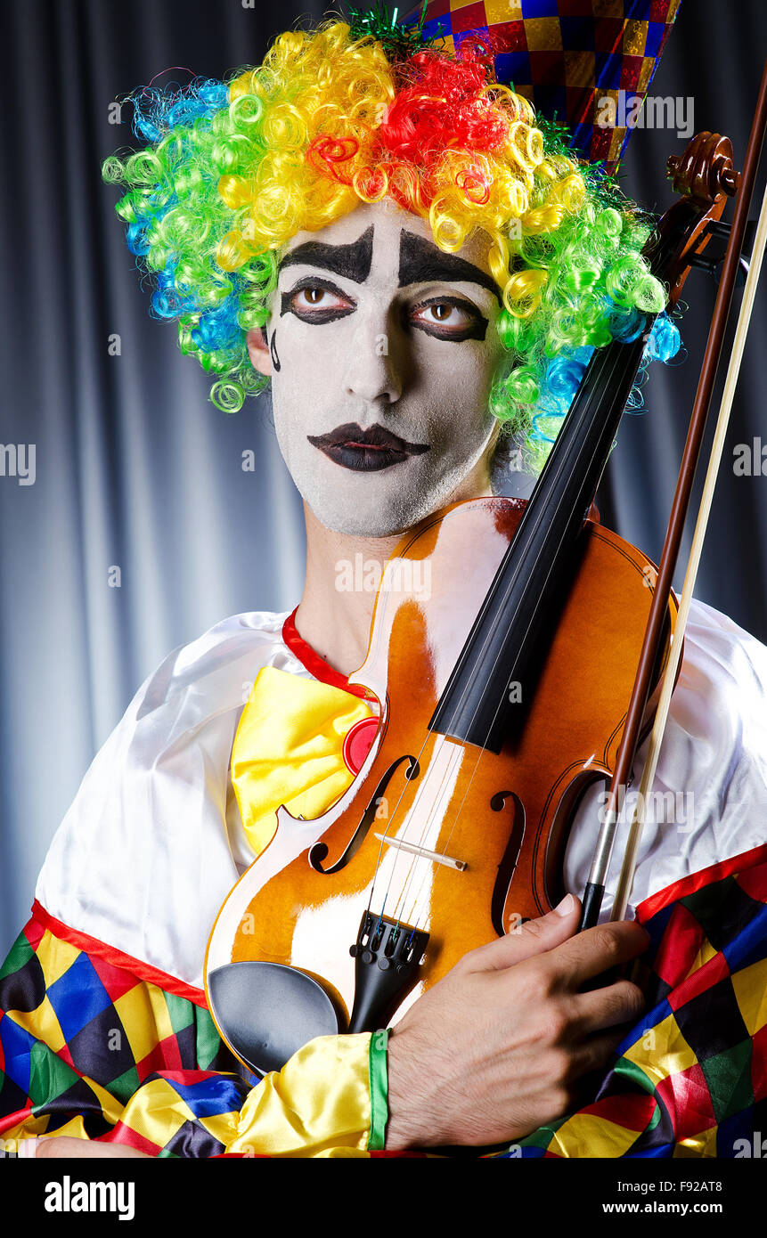 Clown playing on the violin Stock Photo - Alamy