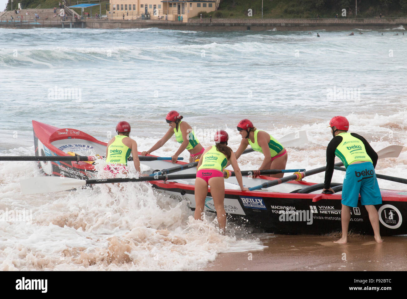 Women crew surf boat hi-res stock photography and images - Alamy