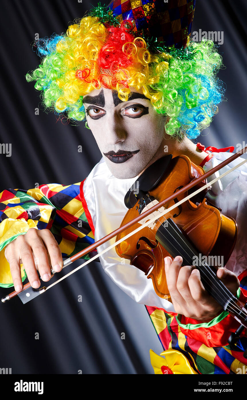 Clown playing on the violin Stock Photo - Alamy