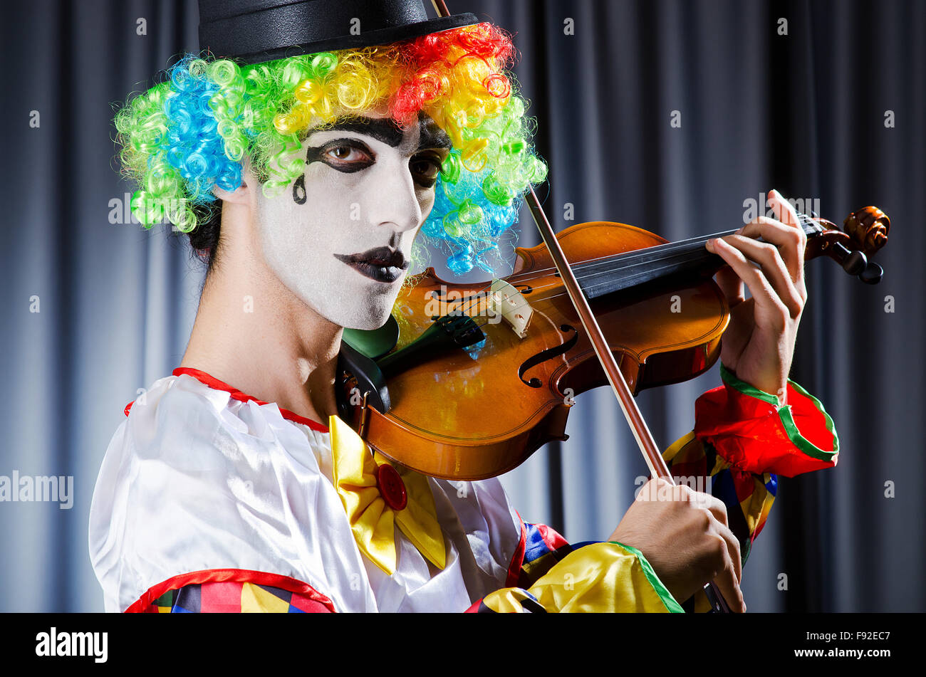 Clown playing on the violin Stock Photo - Alamy