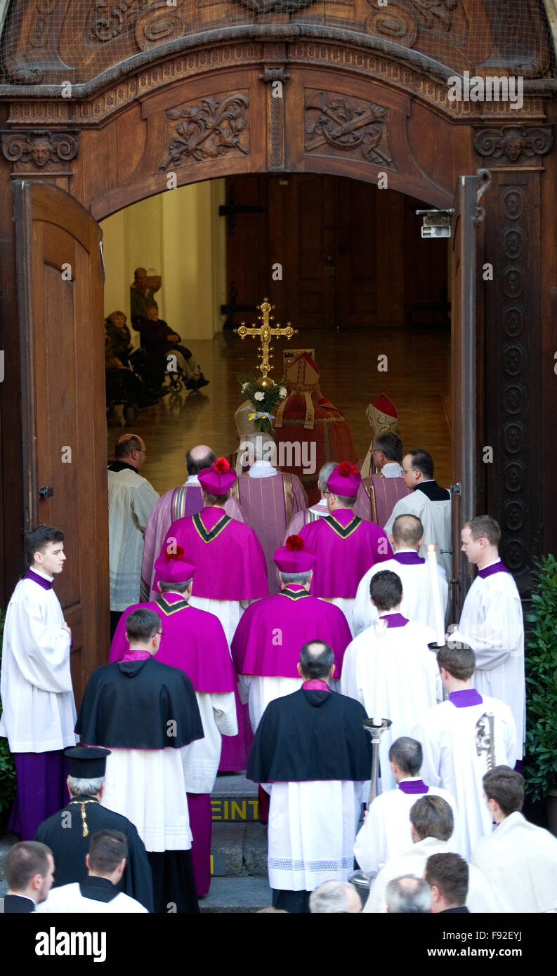Munich, Germany. 13th Dec, 2015. Cardinal Reinhard Marx (C, FRONT ...
